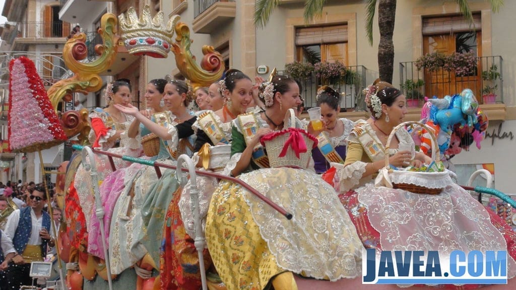 El desfile de carrozas llena Jávea de música y color