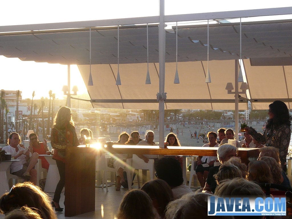 Modelos en la terraza Achill durante el desfile benéfico de la AECC ...