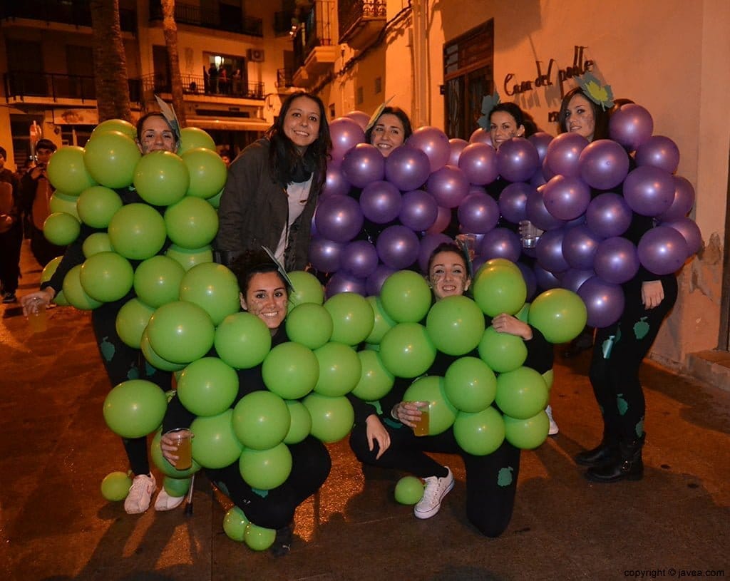 Amigas disfrazadas de uva en el desfile de carnaval de Jávea - Jávea ...