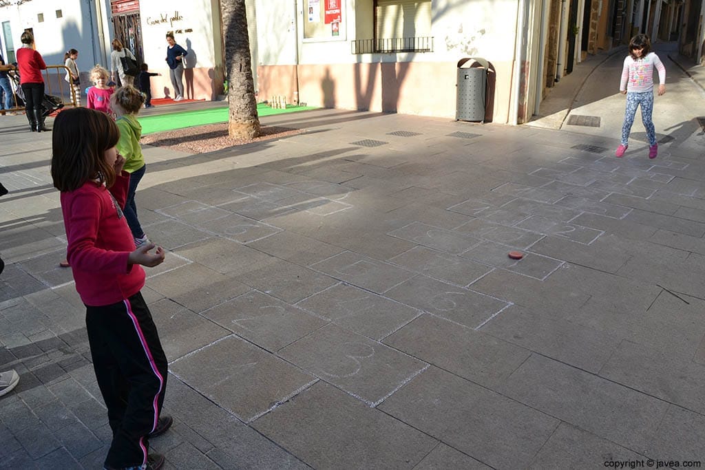 Juego tradicional del sambori en la Placeta del Convent de Jávea ...