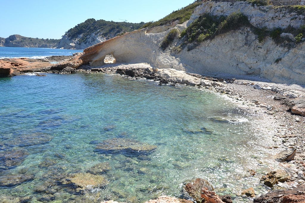 Cala Blanca o La Caleta Jávea: sus características y servicios
