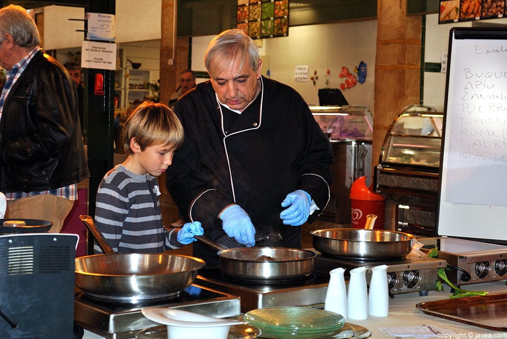 Tomás Franco focused on each of the children - Jávea.com | Xàbia.com