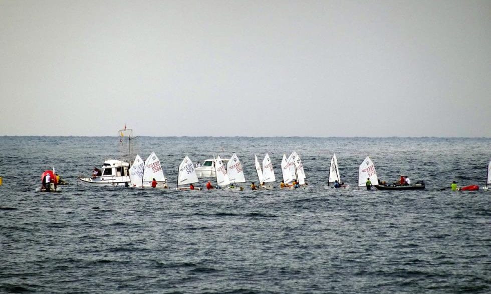 Los barcos regateando en un día gris - Jávea.com | Xàbia.com