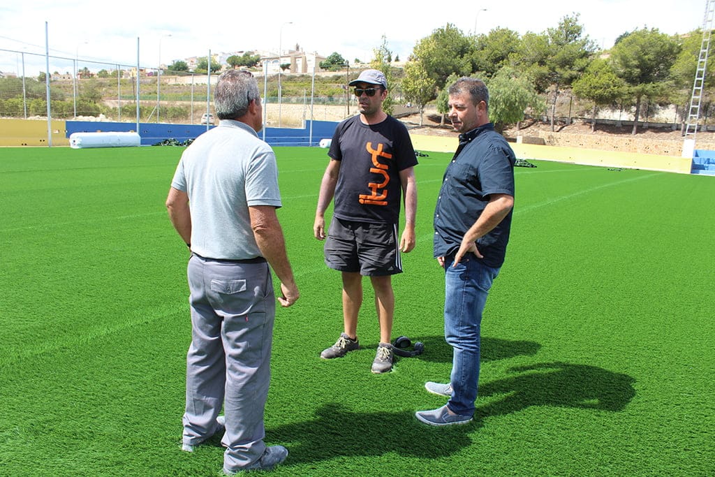 O prefeito de esportes Toni Colomer visitando o campo de futebol ...