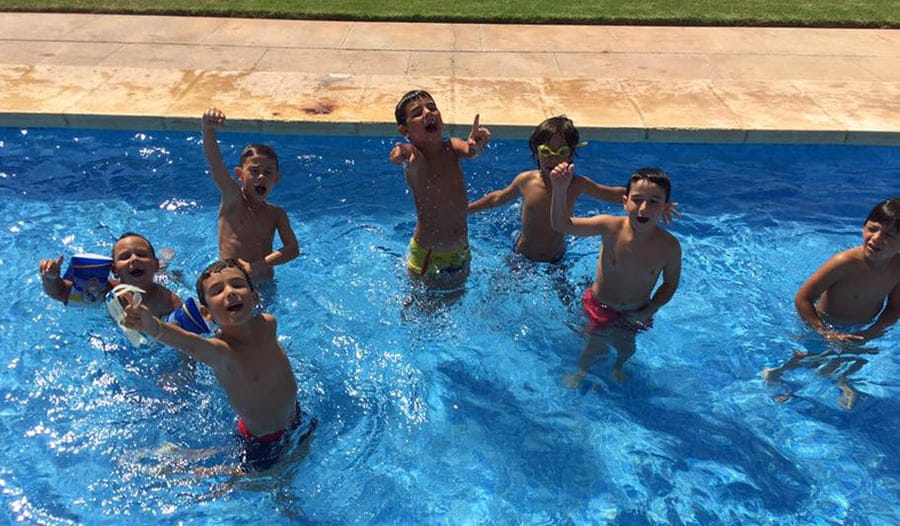 Niños disfrutando de la piscina - Jávea.com | Xàbia.com