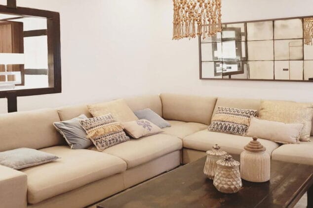 Vista general del salón de una casa de pueblo en venta en Jávea - Atina ...