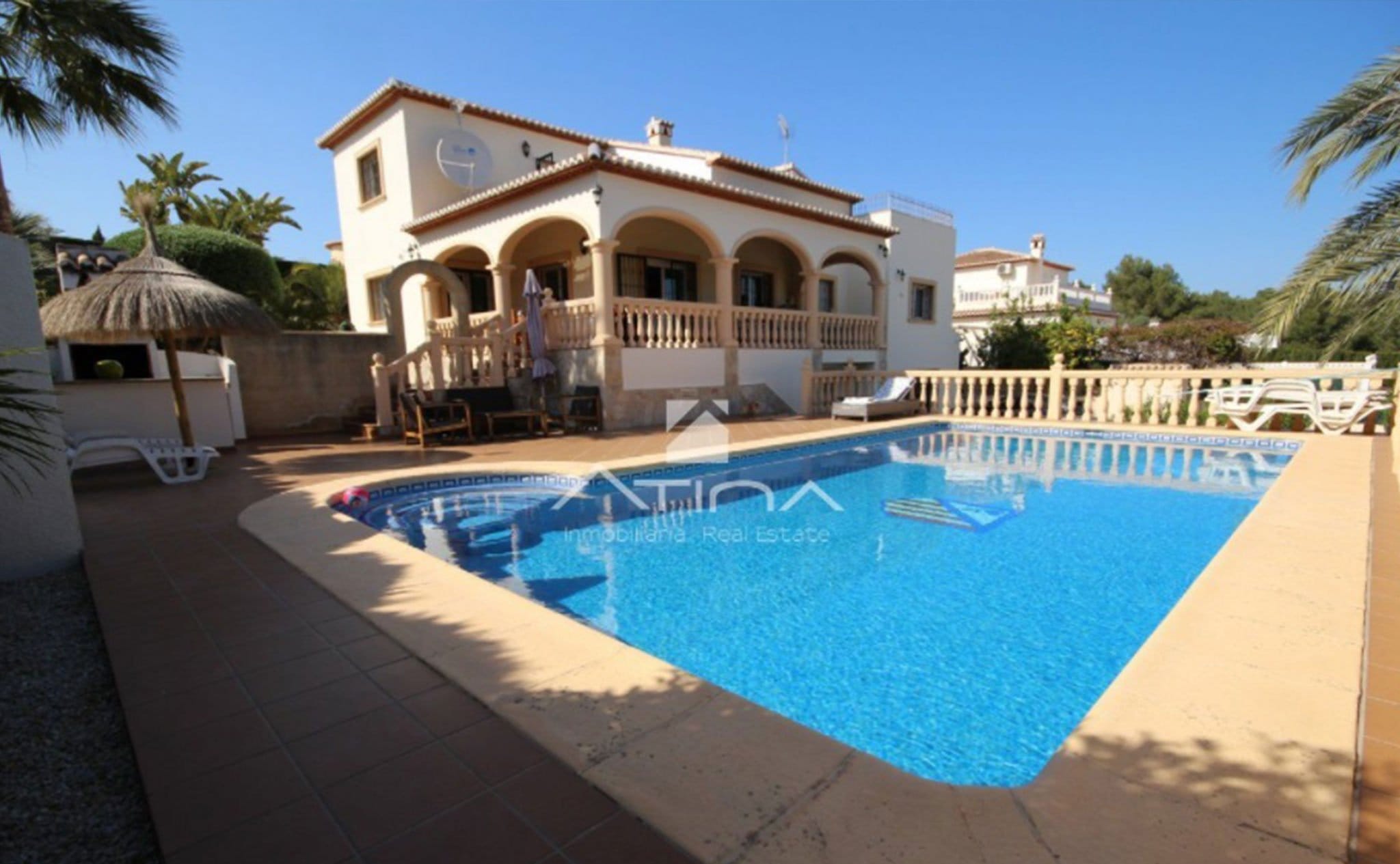 Exterior de una villa de nueve habitaciones en venta en Jávea - Atina ...