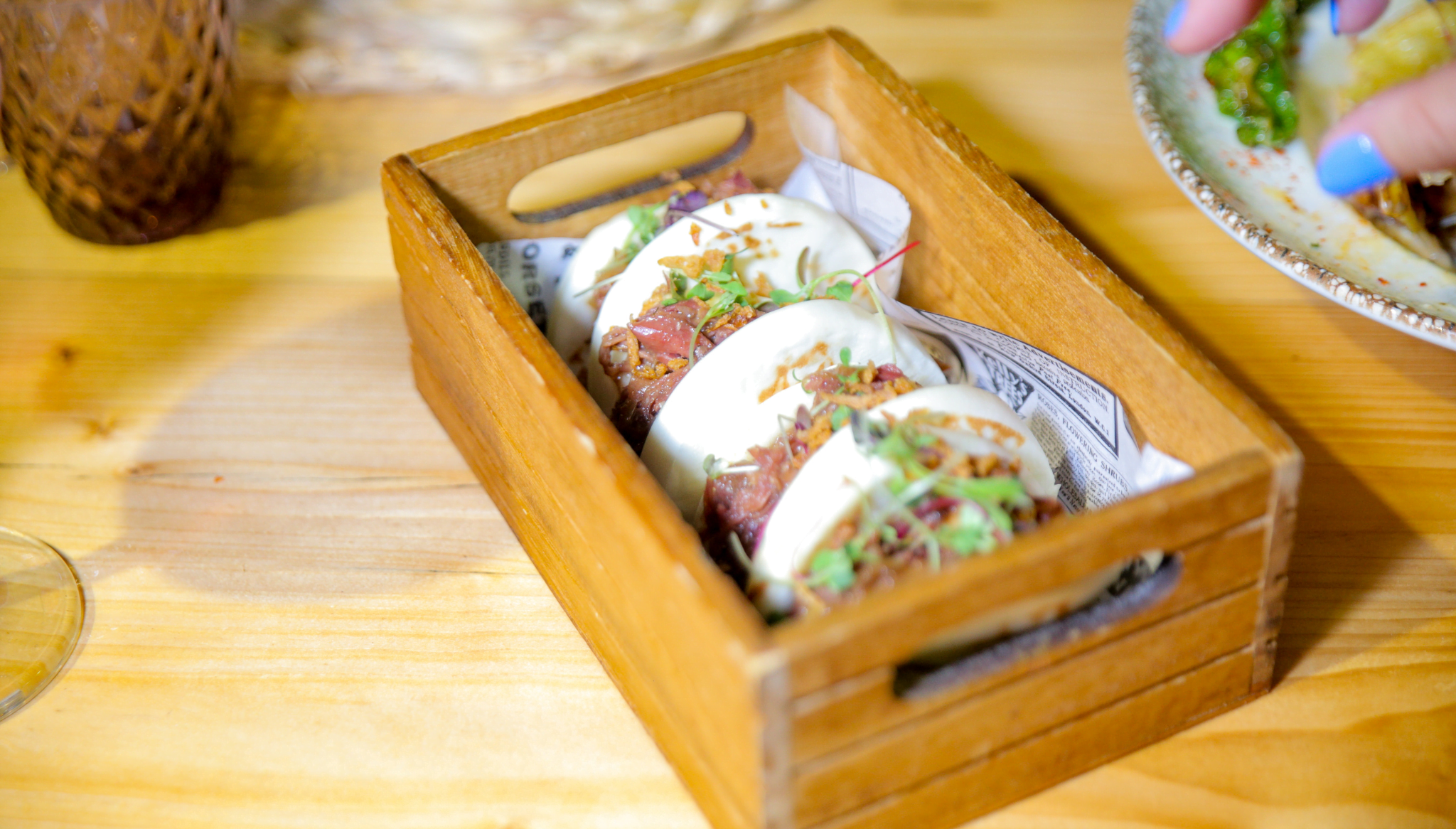 Pan bao con pato, cebolla caramelizada, teriyaki y anacardos - Jávea ...