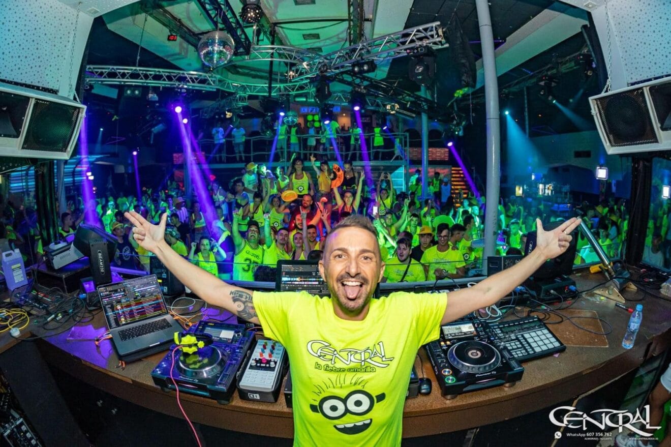 DJ Palas en la cabina de Central - Jávea.com | Xàbia.com