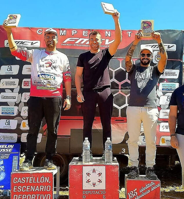 Der Xàbia-Fahrer Cristóbal Cholbi sticht als Zweiter beim Enduro ...