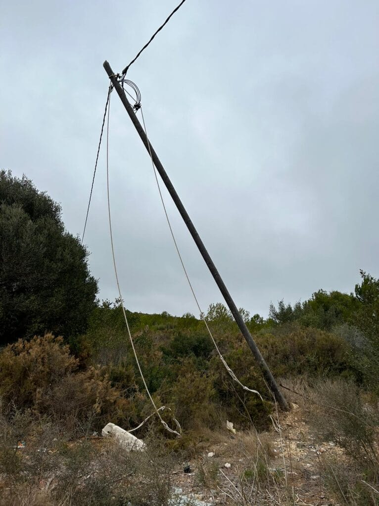 El poste se apuntaló pero ha vuelto a ceder - Jávea.com | Xàbia.com