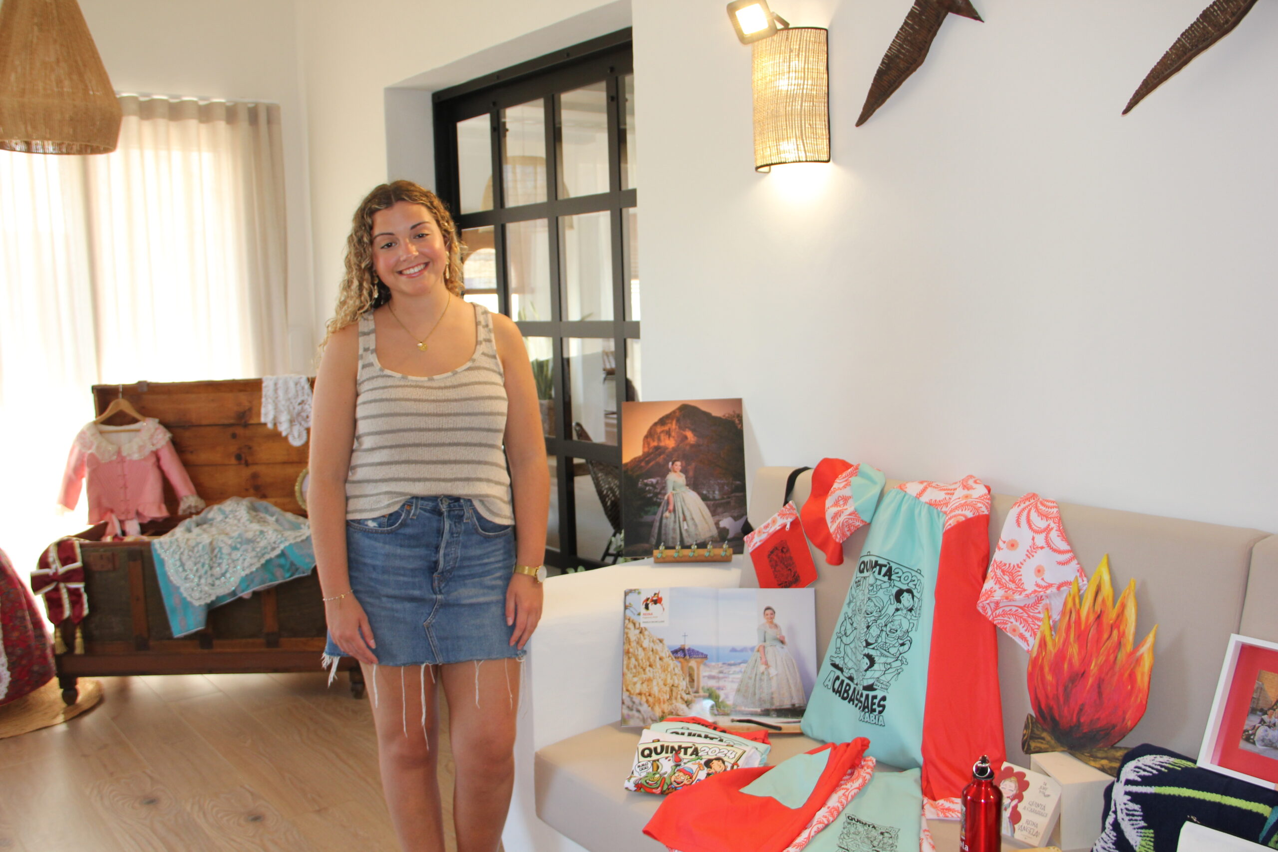 La Regina Major de Fogueres Xàbia mostra els complements del quintà ...