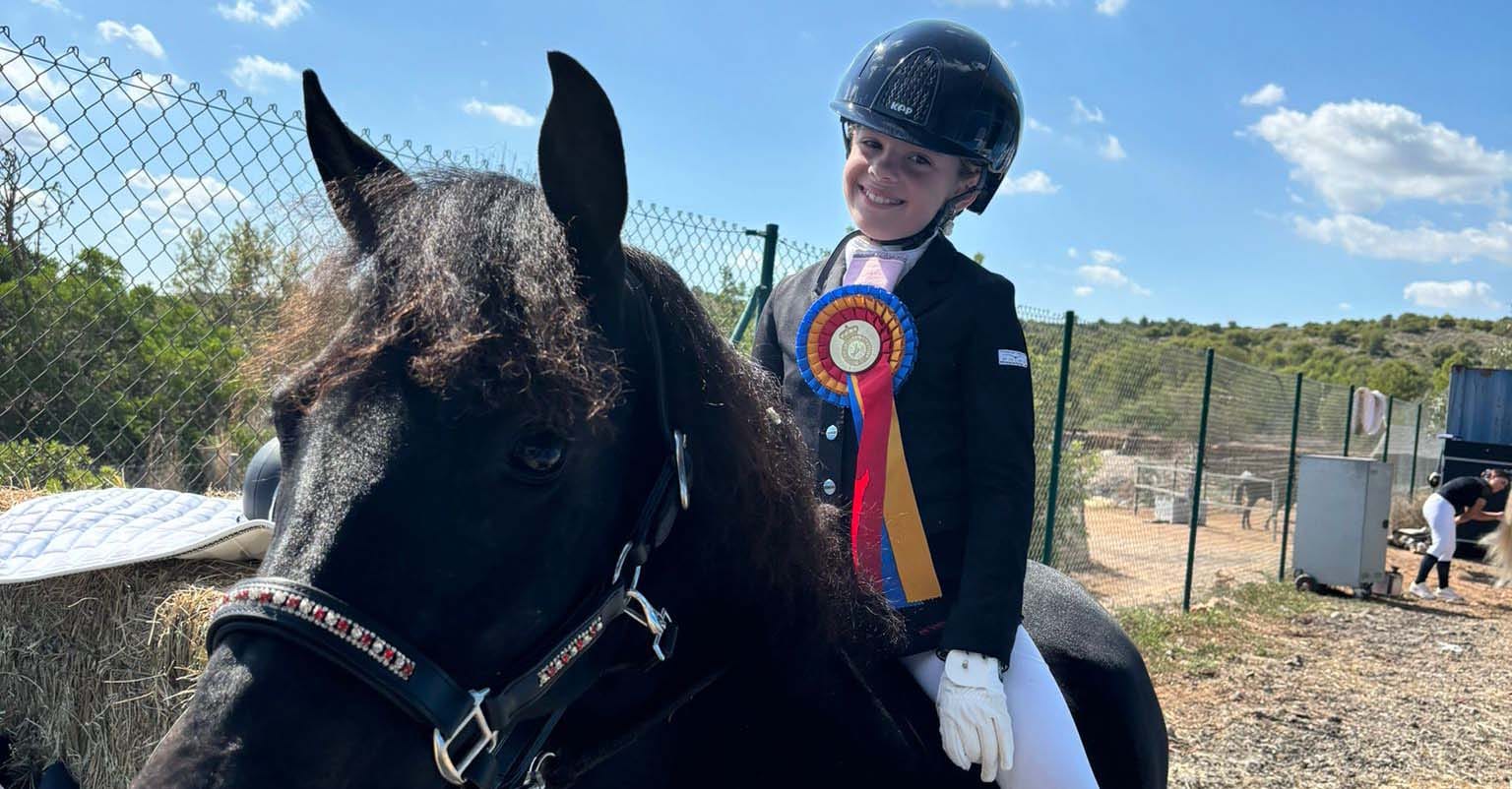 Olivia junto a su caballo y la medalla- Jávea.com | Xàbia.com
