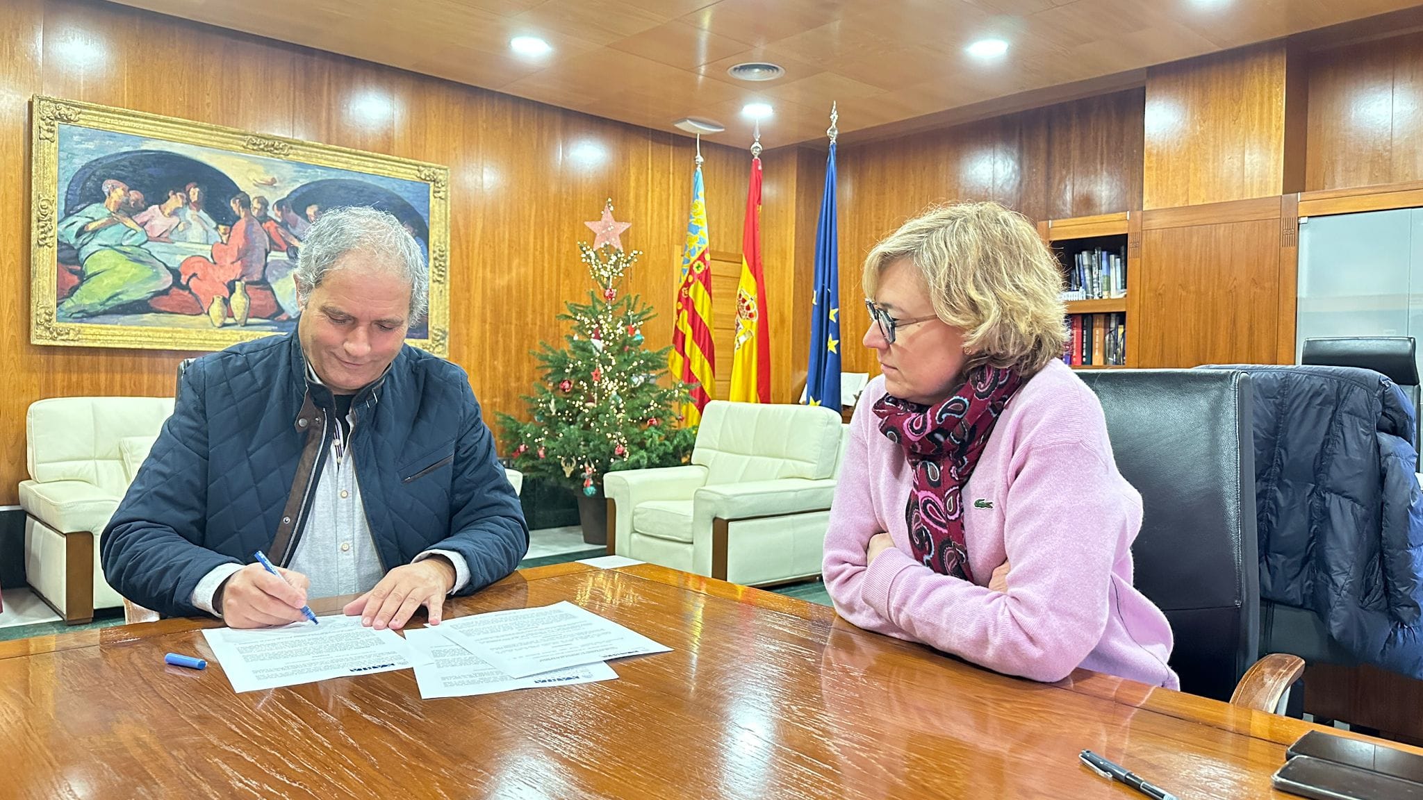 Firma de Toni Marí y la alcaldesa Rosa Cardona de la donación de la ...