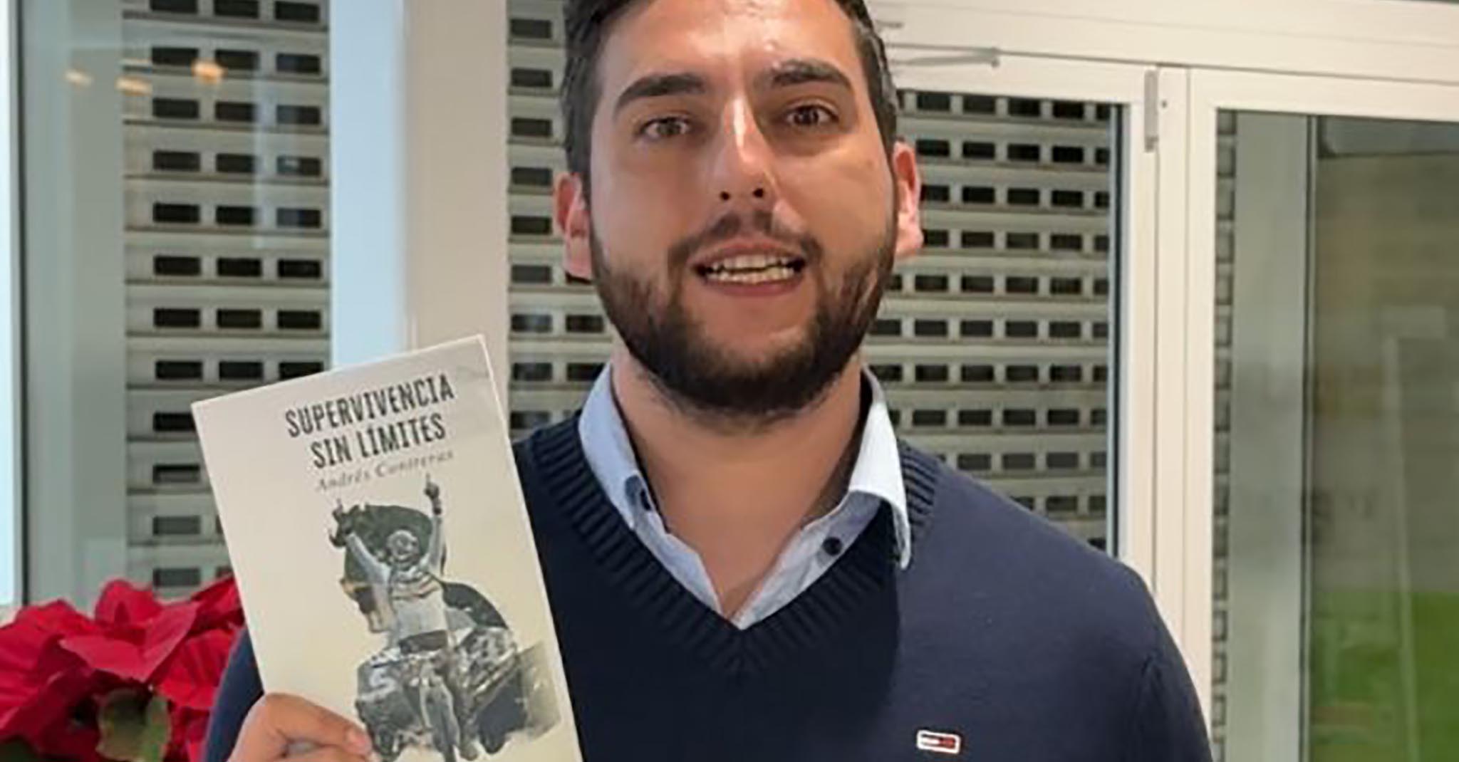 Andrés Contreras con su libro - Jávea.com | Xàbia.com