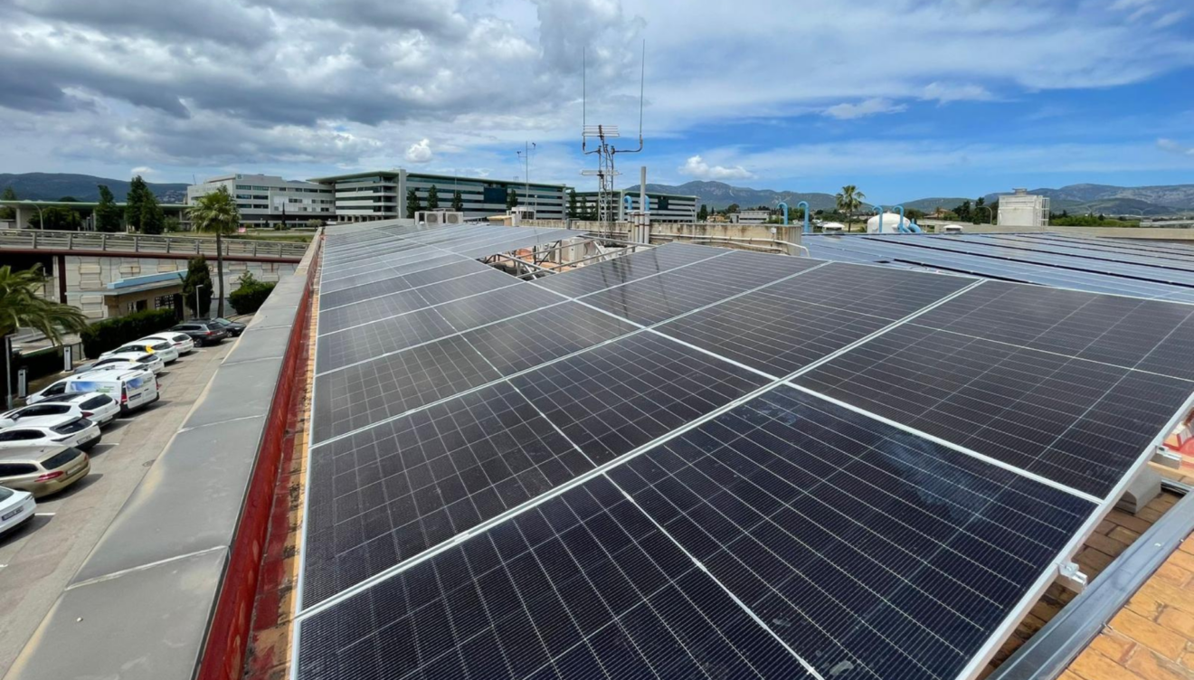 Detalle de paneles solares captando energía en ambas caras - Jávea.com ...