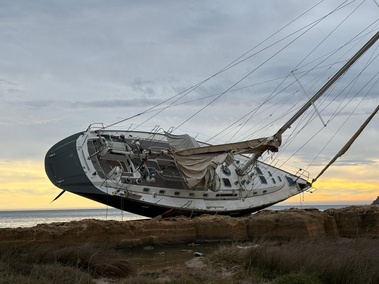 A última tempestade arruinou os esforços para desencalhar o veleiro ...