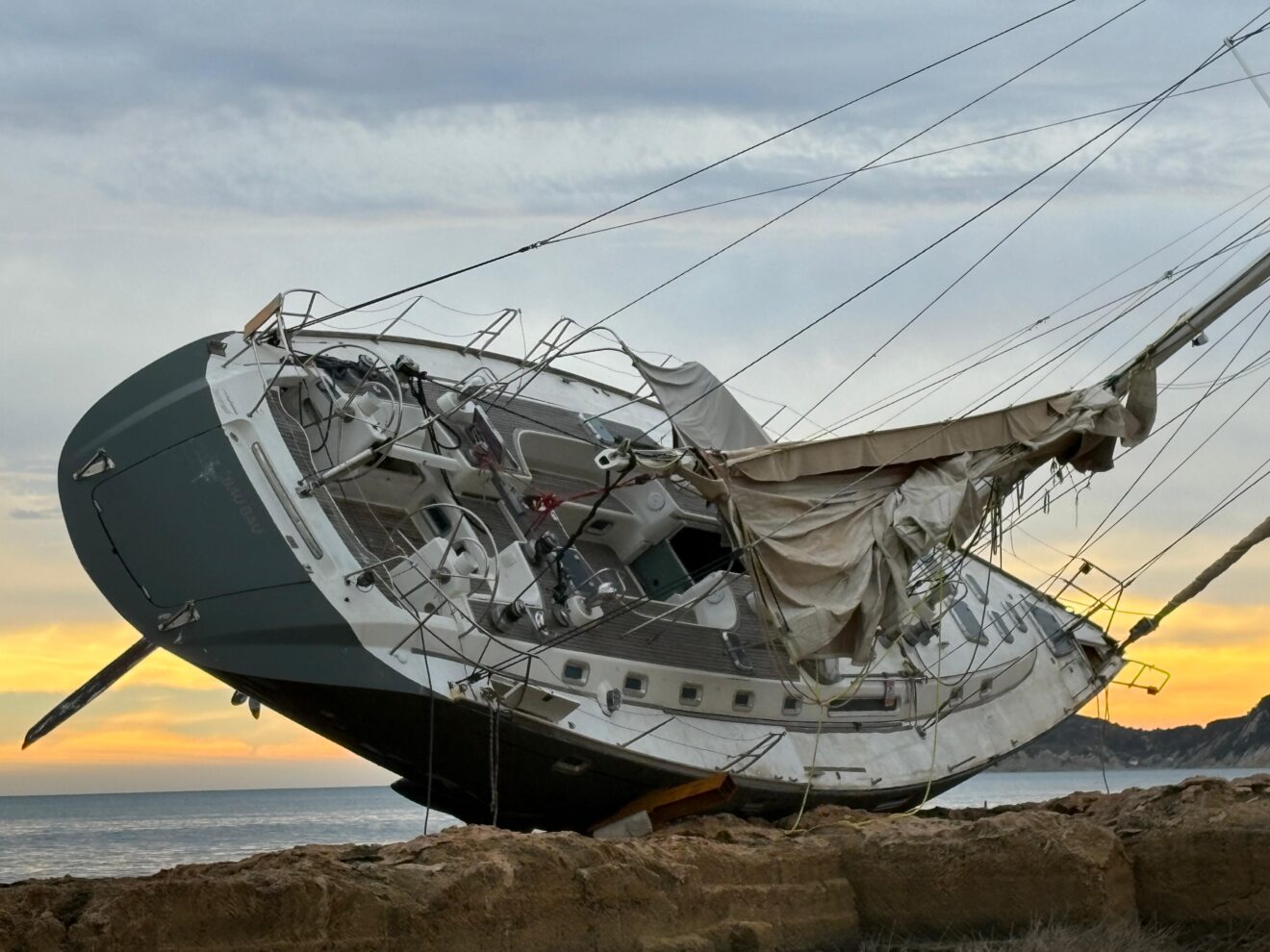 A última tempestade arruinou os esforços para desencalhar o veleiro ...