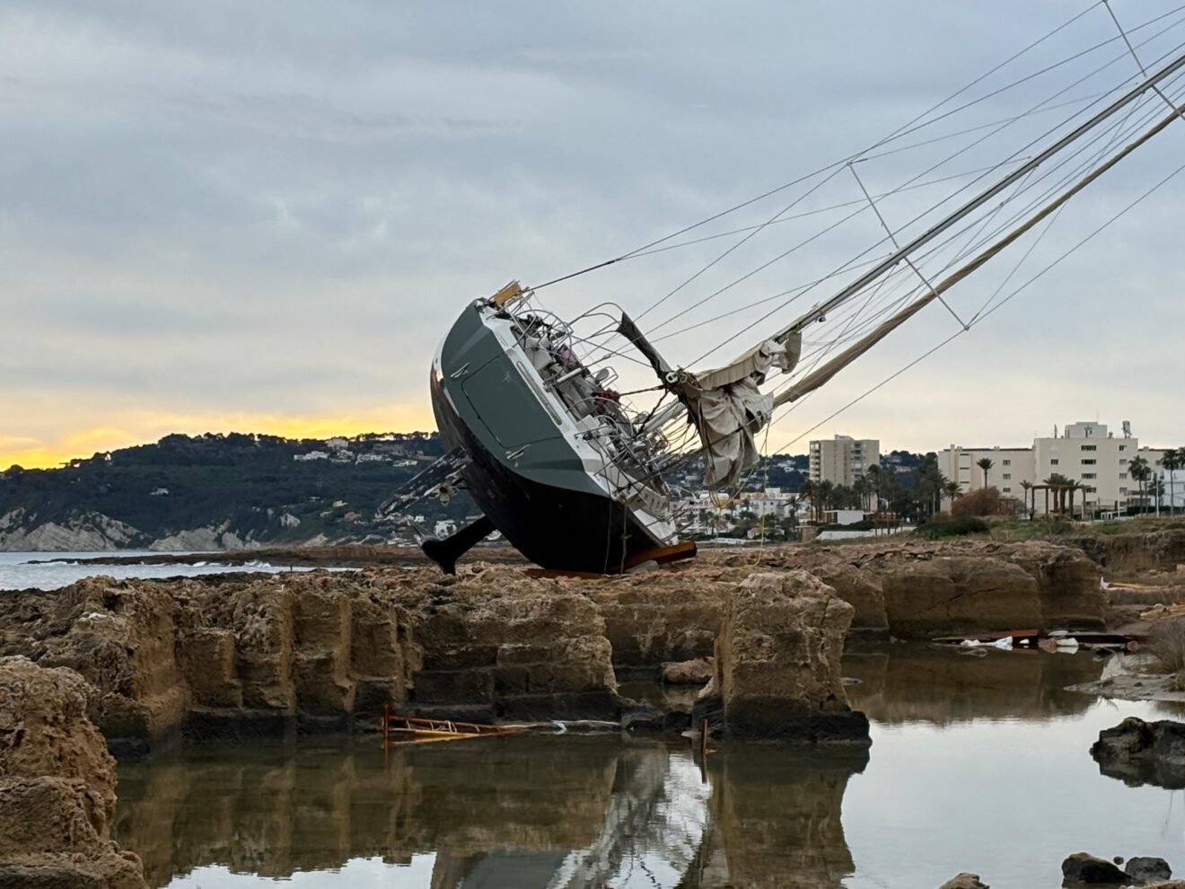A última tempestade arruinou os esforços para desencalhar o veleiro ...