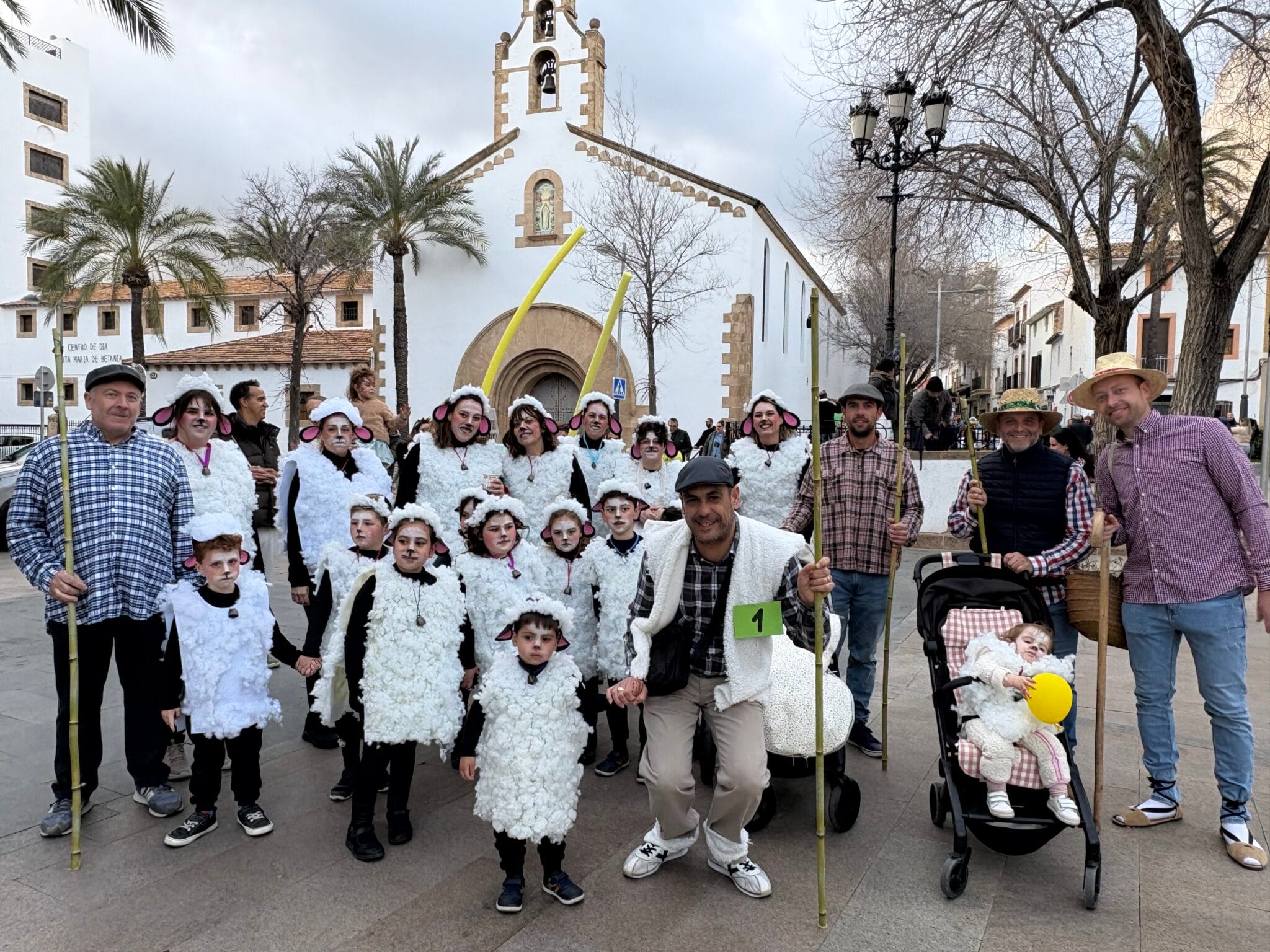 Grupo de amigos de pastores y ovejas en el desfile infantil de Carnaval ...